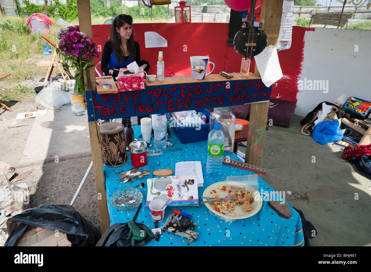 Kew Bridge Eco Village. Woman artist in communal space Stock Photo - Alamy
