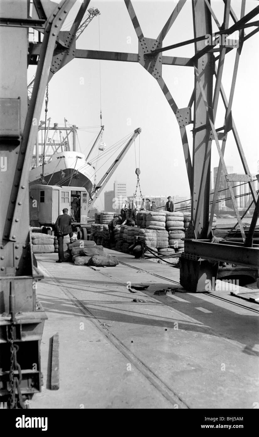 Docks London 1960s High Resolution Stock Photography and Images - Alamy