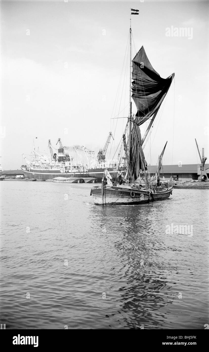 Thames docks 1940s hi-res stock photography and images - Alamy