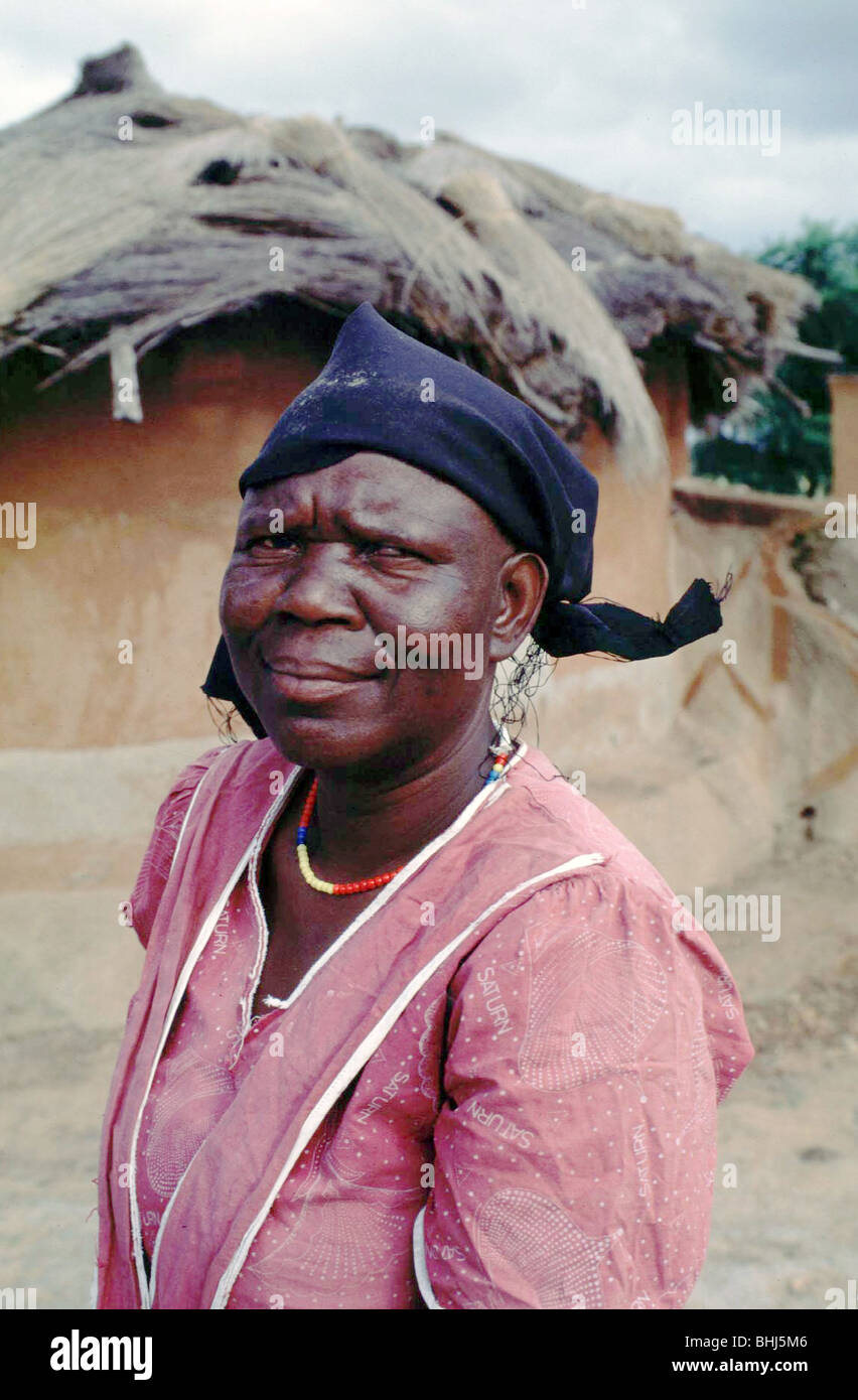 SOUTH AFRICA NATIVE WOMAN . NORTHERN PROVINCE Photo © Julio Etchart ...