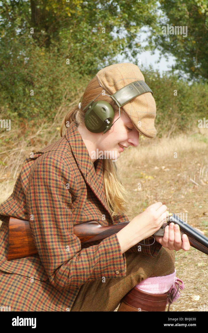 Loading a gun hi-res stock photography and images - Alamy
