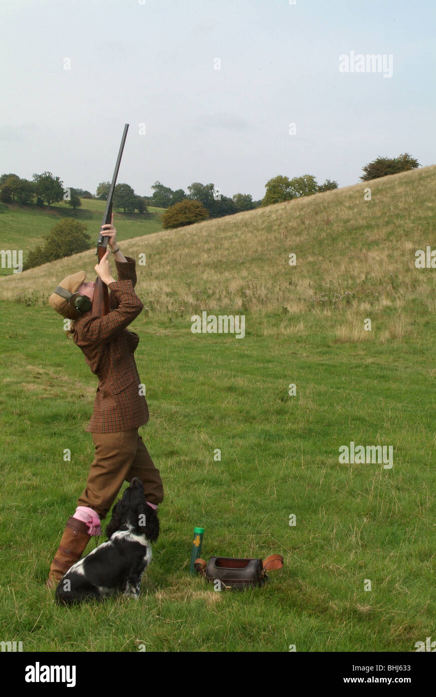 Women shooting shotgun hi-res stock photography and images - Alamy