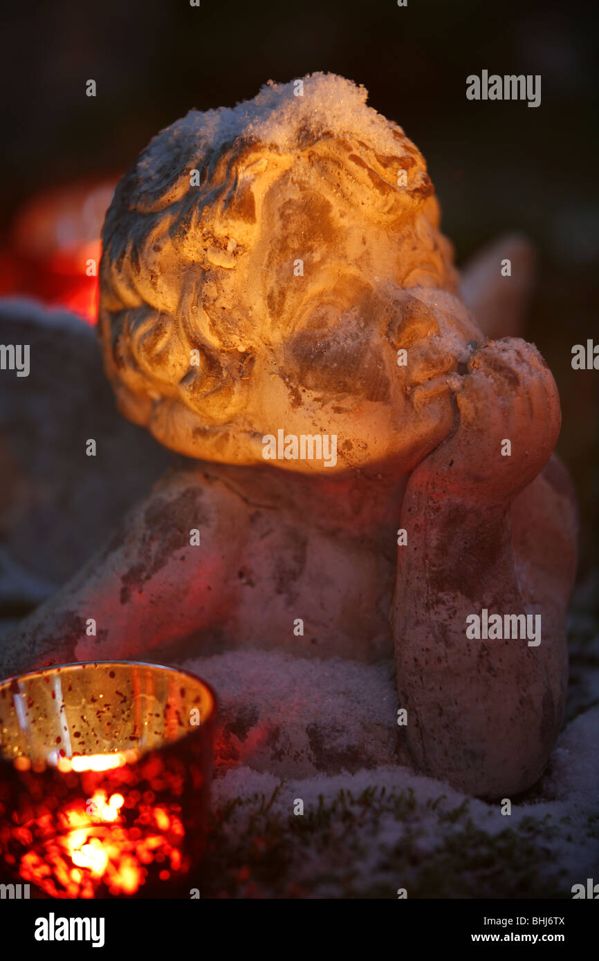 Cherub statue hi-res stock photography and images - Alamy