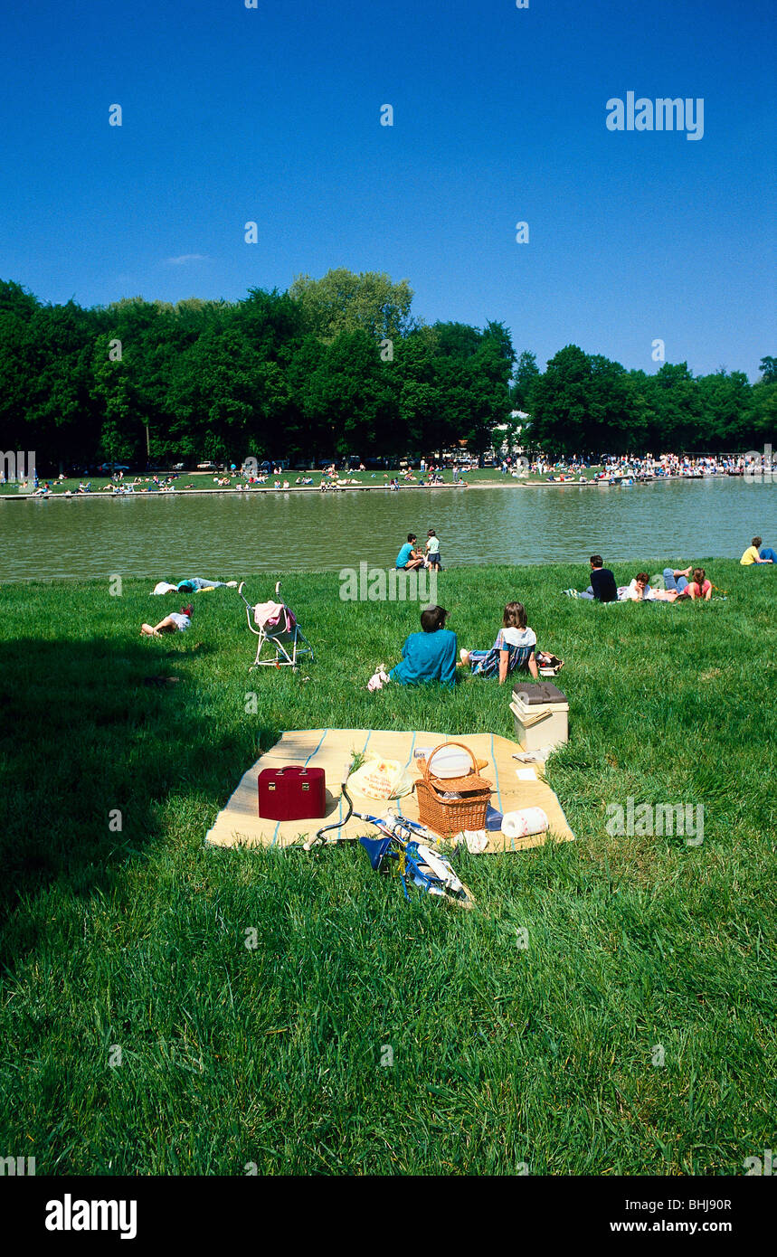 lunch Parc du chateau de Versailles Stock Photo - Alamy