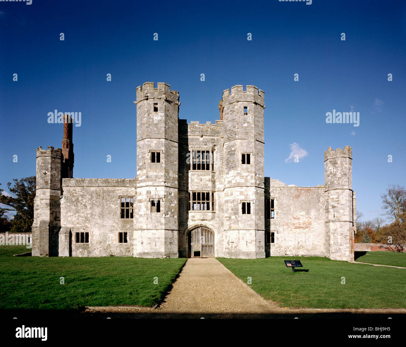 Tudor gatehouse hi-res stock photography and images - Alamy