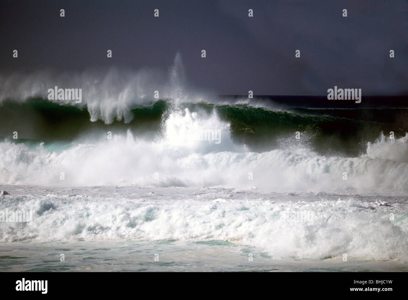 Ocean Waves crashing / breaking and Surf, Island of Oahu, Hawaii, USA ...