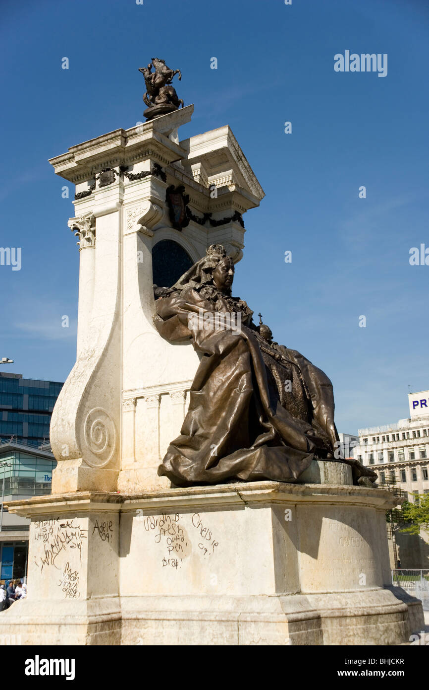 Queen victoria statue piccadilly gardens hi-res stock photography and images - Alamy