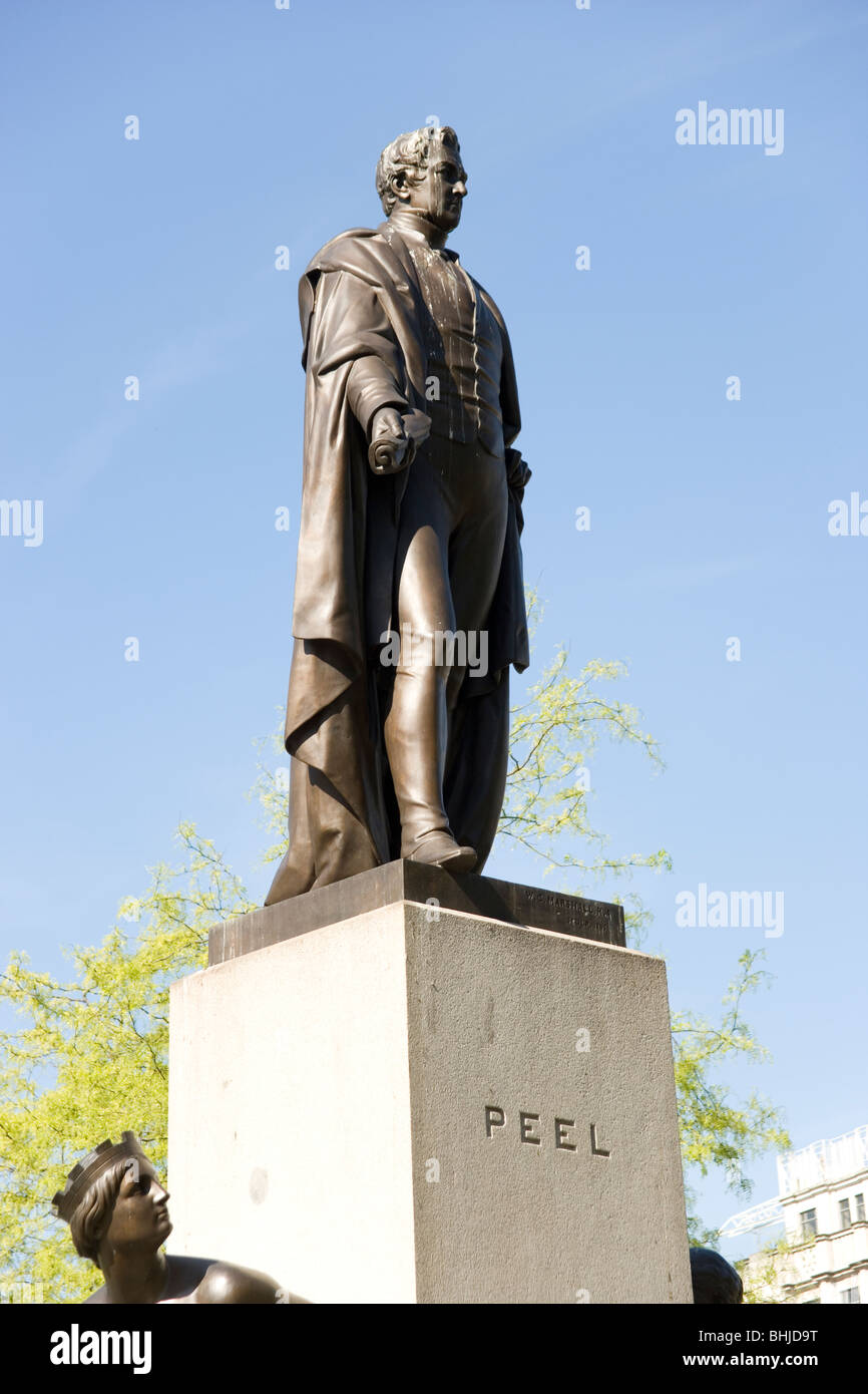 Statue of Peel in Piccadilly Gardens In Manchester Stock Photo - Alamy