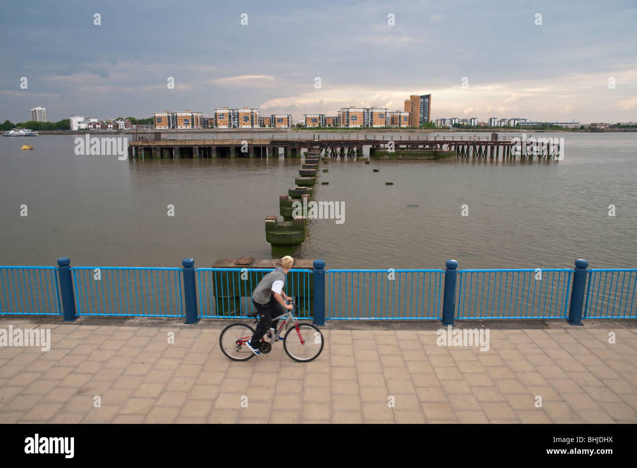 Derelict jetty river thames hi-res stock photography and images - Alamy