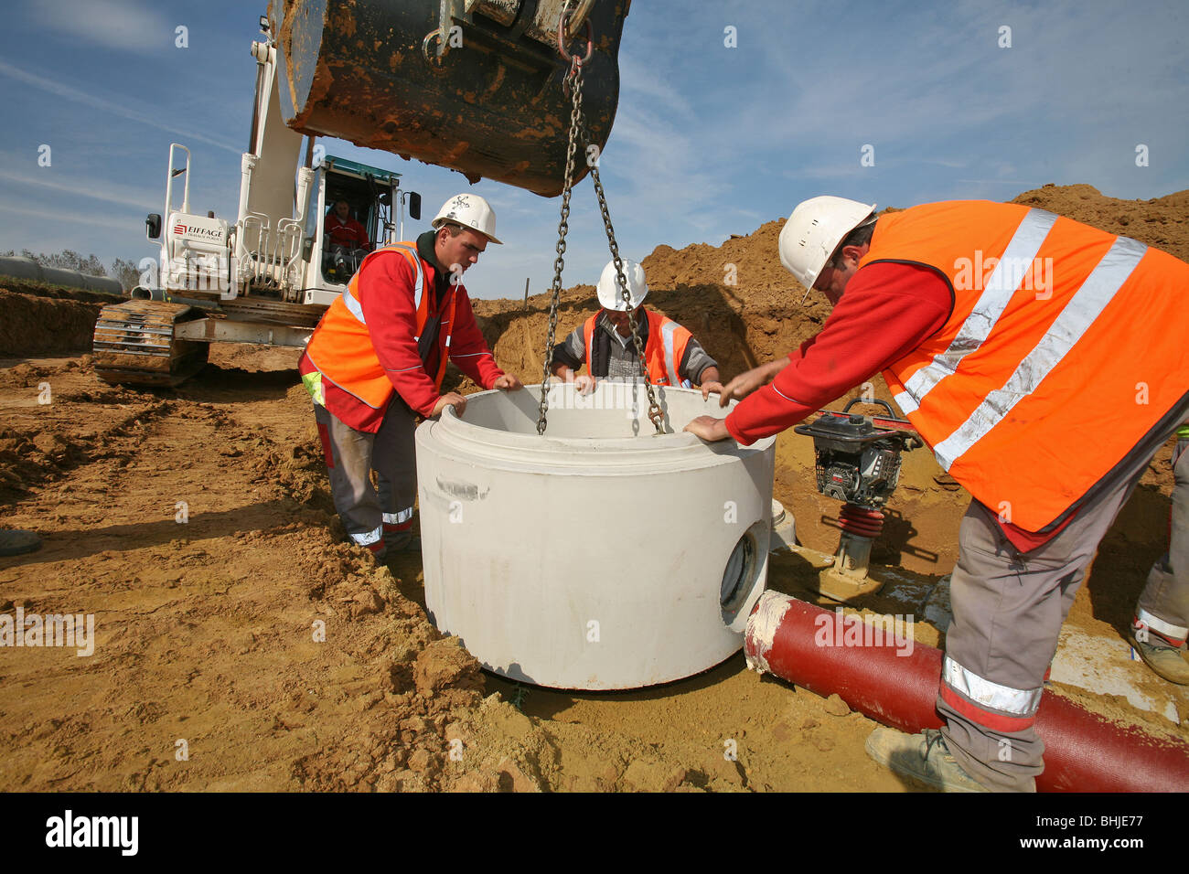 INSTALLING A MANHOLE DIAMETER 1000, RESSONS, OISE (60 Stock Photo - Alamy