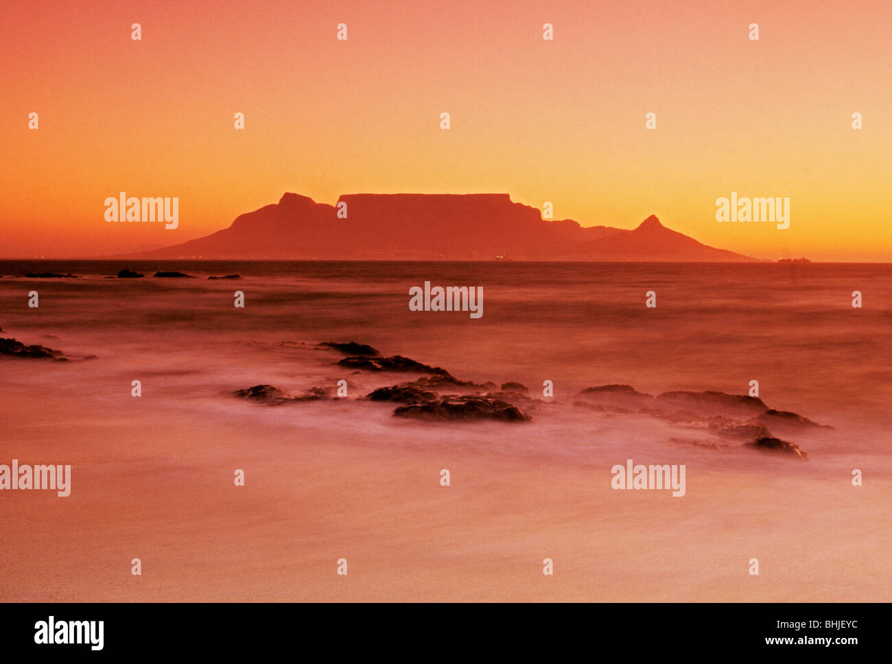 Sunset light over Table Mountain in Cape Town from Bloubergstrand ...