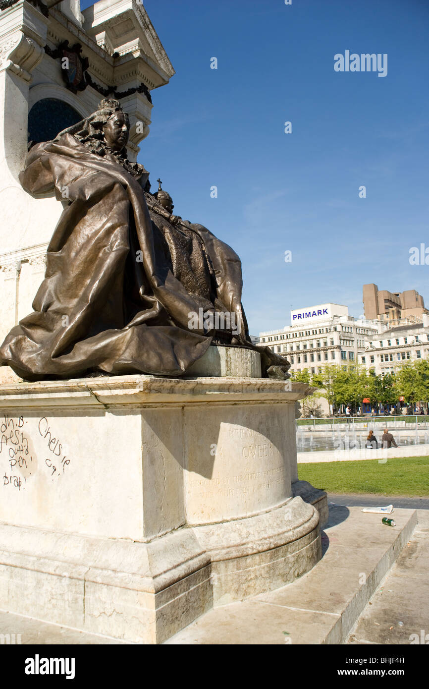 Queen victoria statue piccadilly gardens hi-res stock photography and images - Alamy