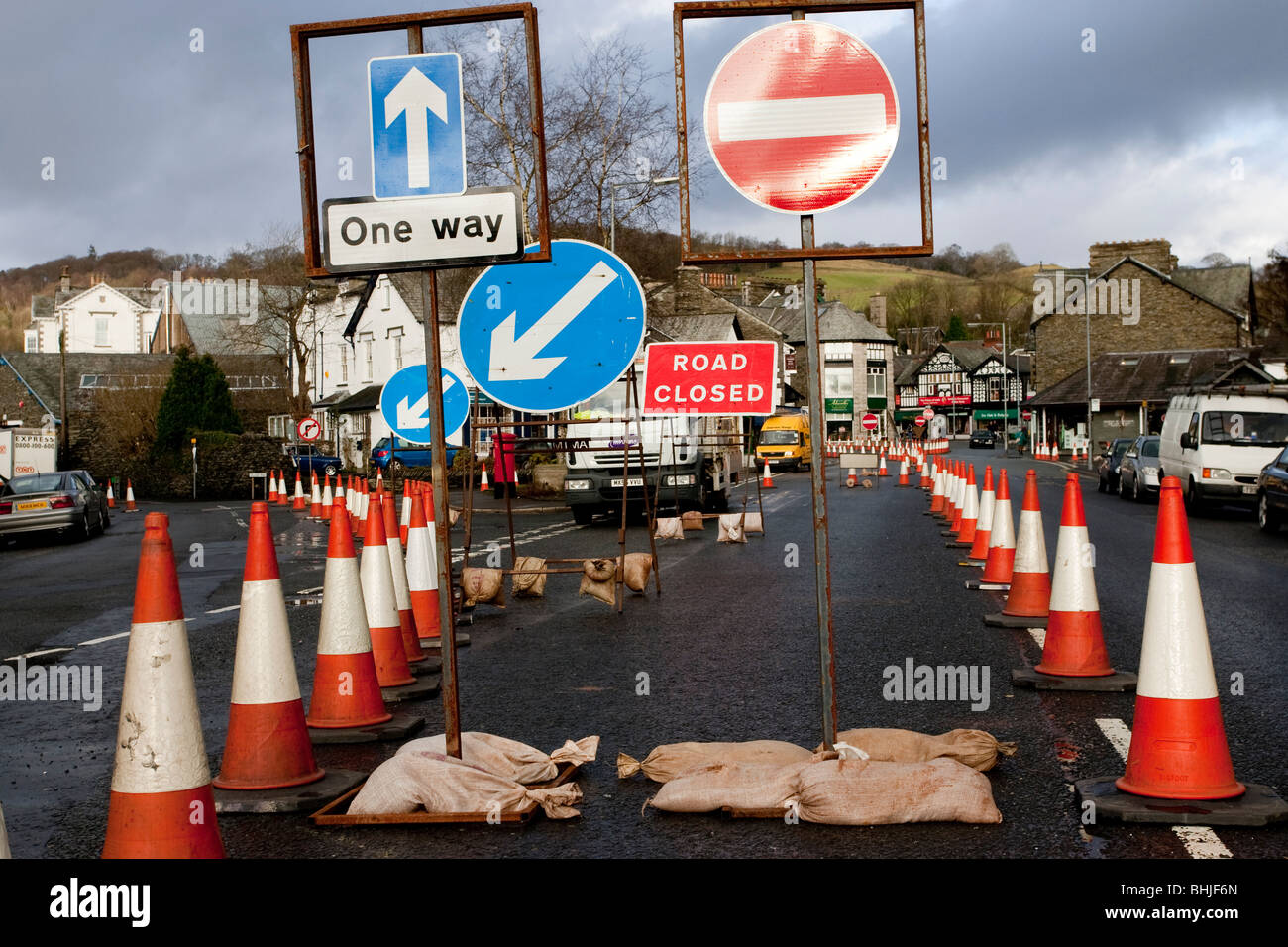 Confusing road signs hi-res stock photography and images - Alamy