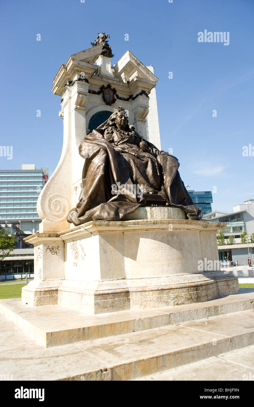 Queen Victoria Statue Piccadilly Gardens Manchester at David Mcgraw blog