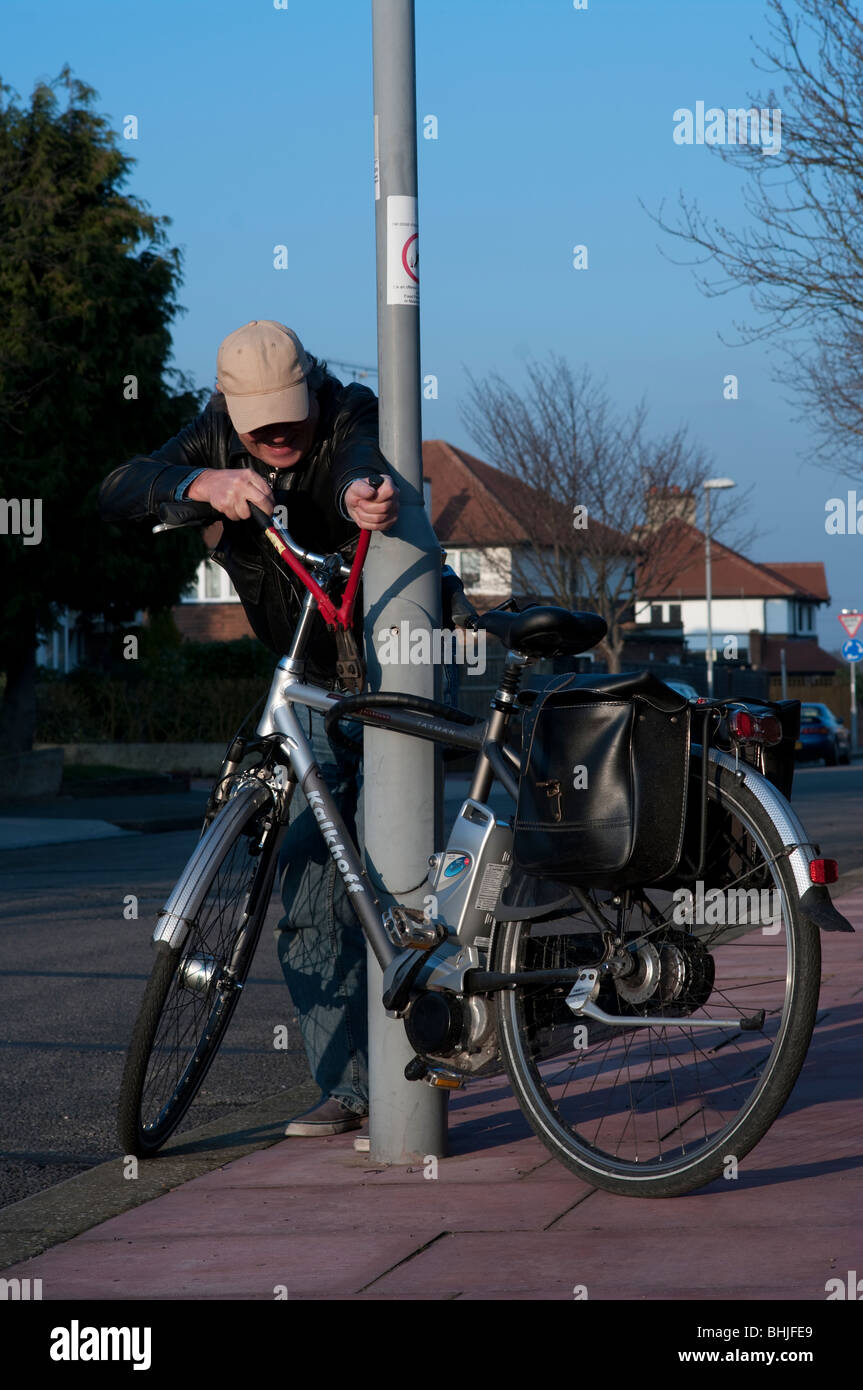 Shackle d cycle lock hi-res stock photography and images - Alamy