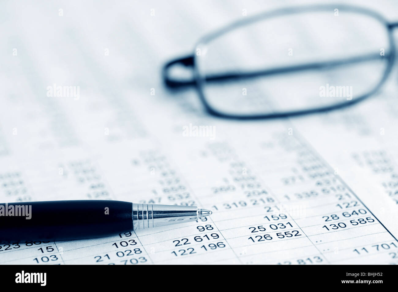 Earnings reports hi-res stock photography and images - Alamy