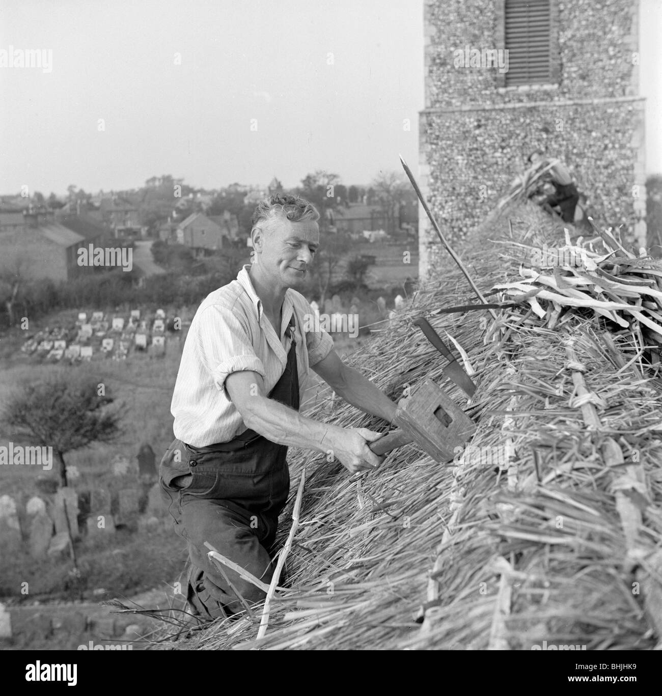 Thatching the roof of St Margaret & All Saints church, Pakefield ...