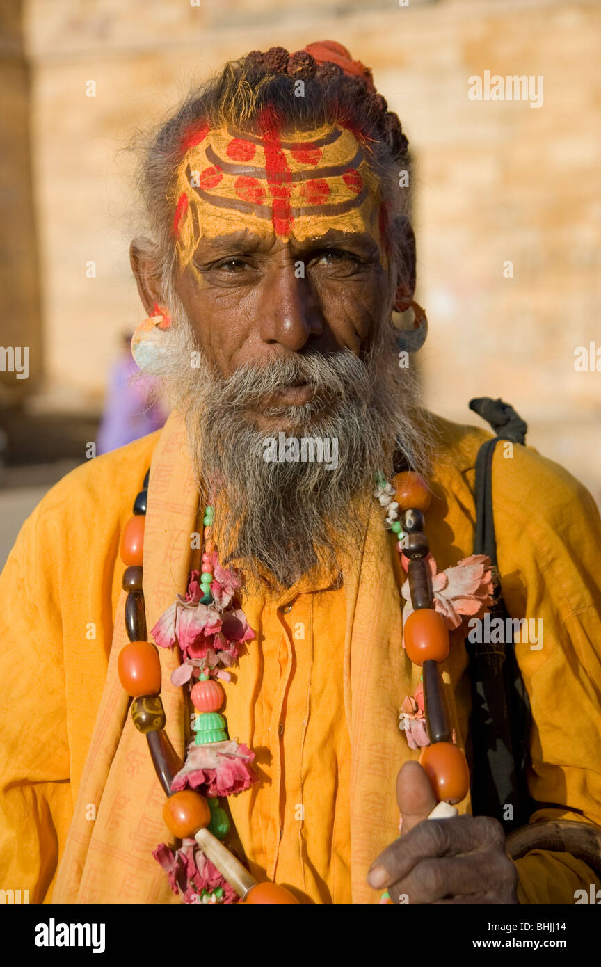 India hindu priest hi-res stock photography and images - Alamy