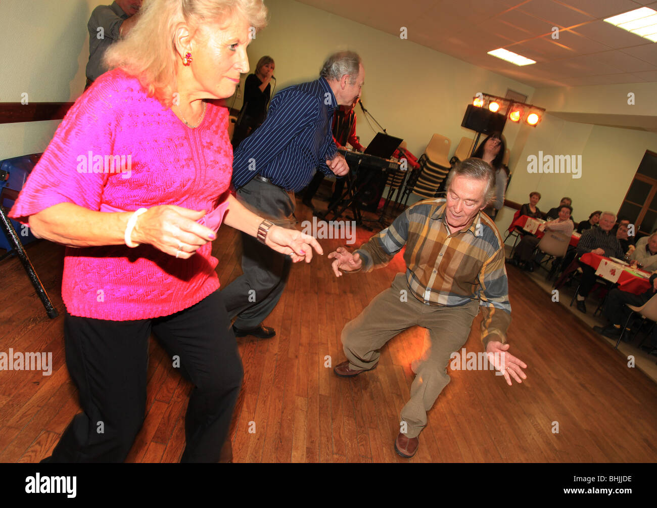 Older people dance class hi-res stock photography and images - Alamy