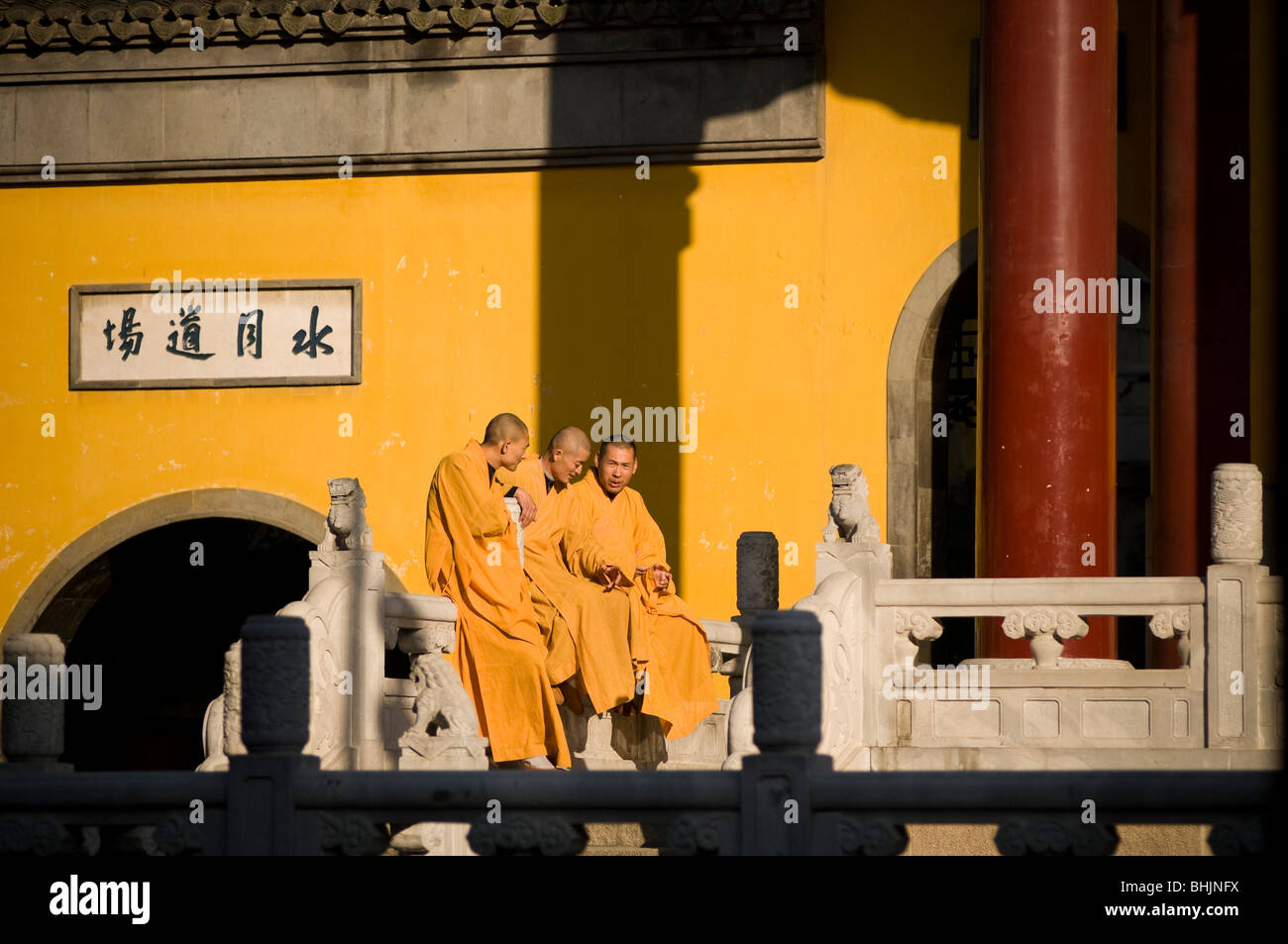 Buddhist monks building temple hi-res stock photography and images - Alamy