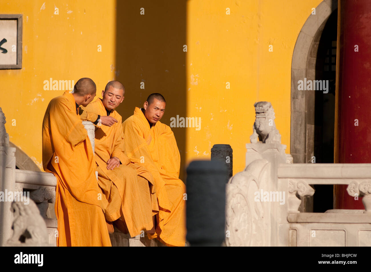 China temple monks hi-res stock photography and images - Alamy