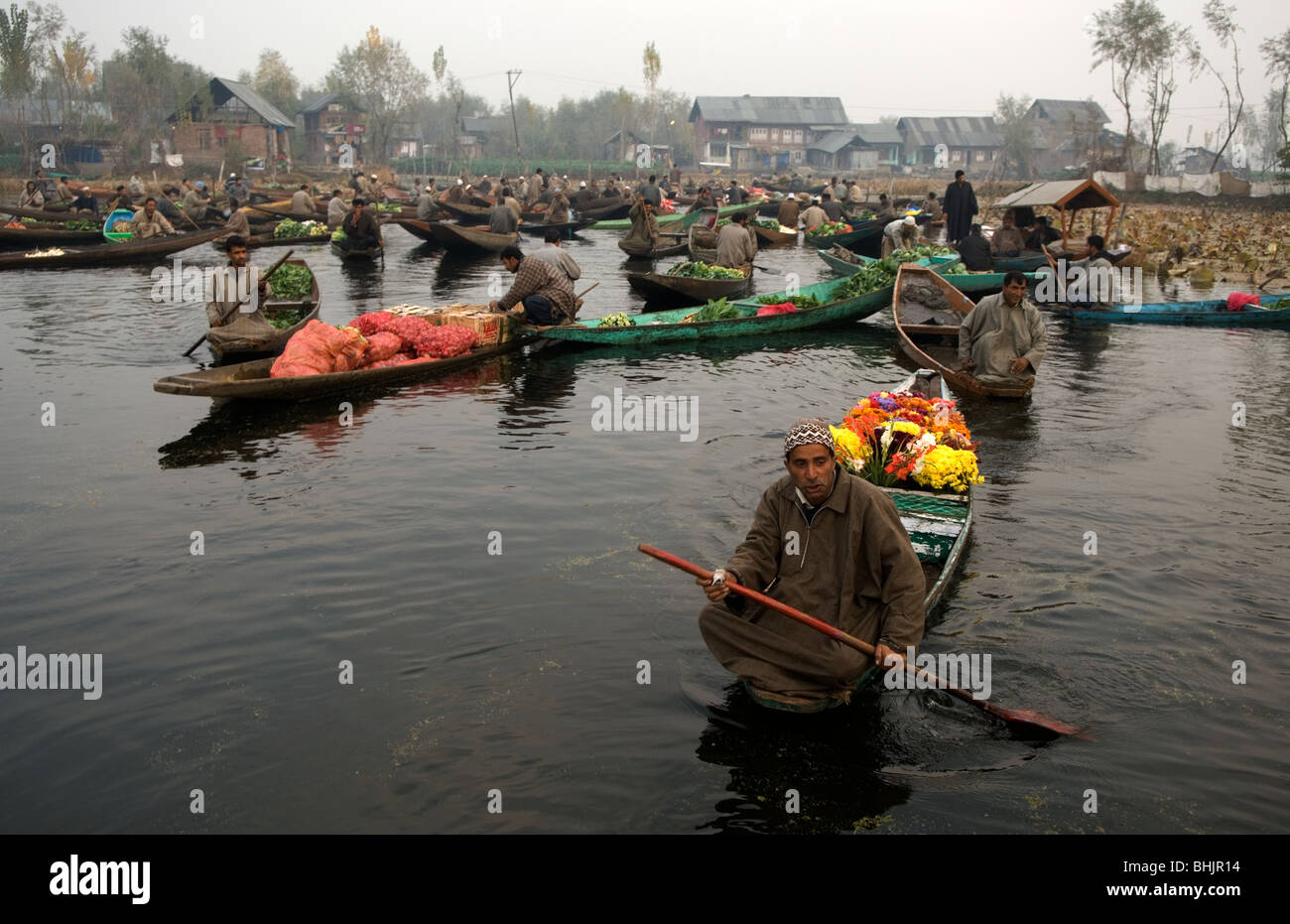 Floating Market workers, Dal Lake, Srinagar, Kashmir, India Stock Photo ...