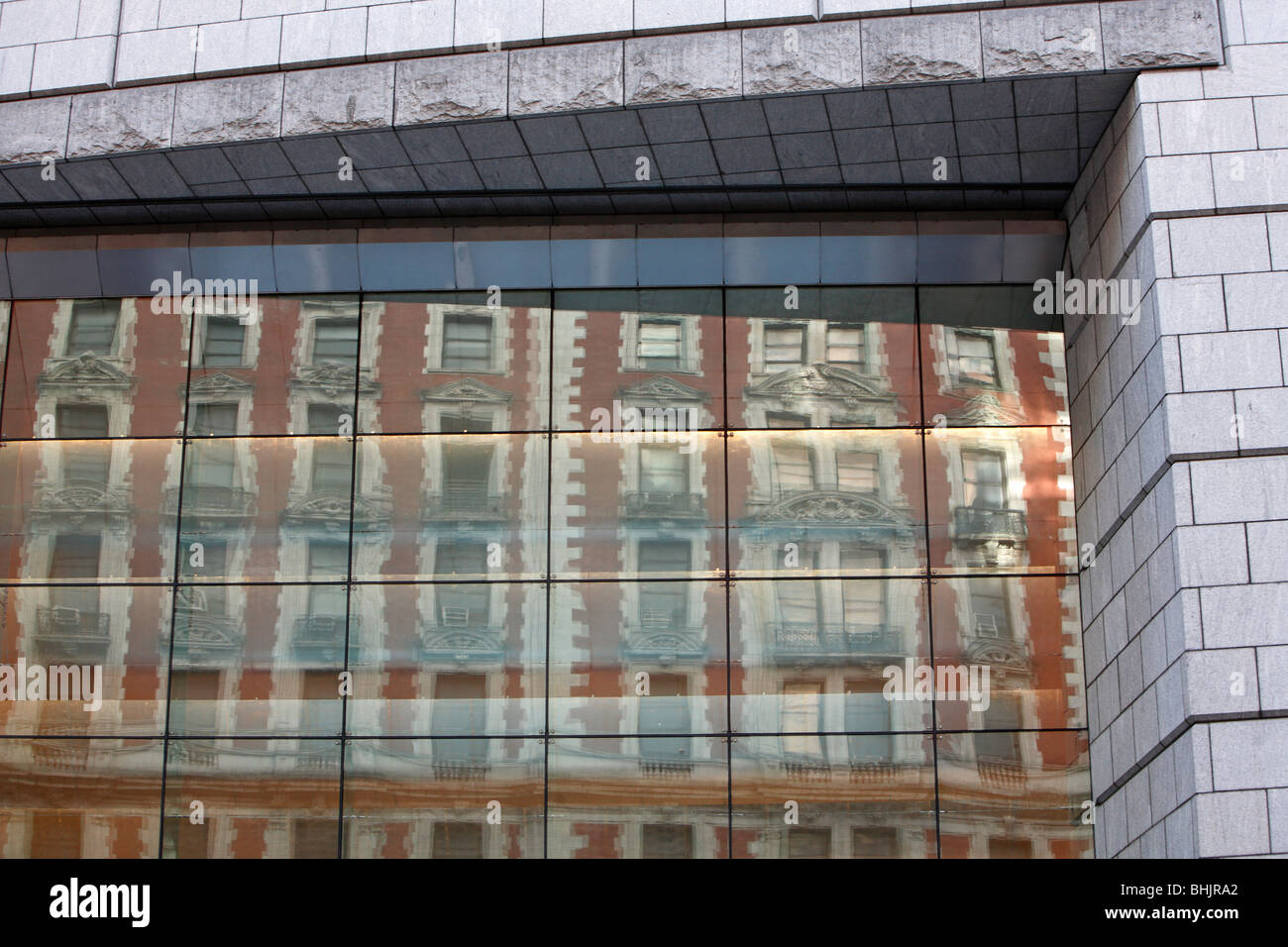 Reflection mirror building nyc hi-res stock photography and images - Alamy