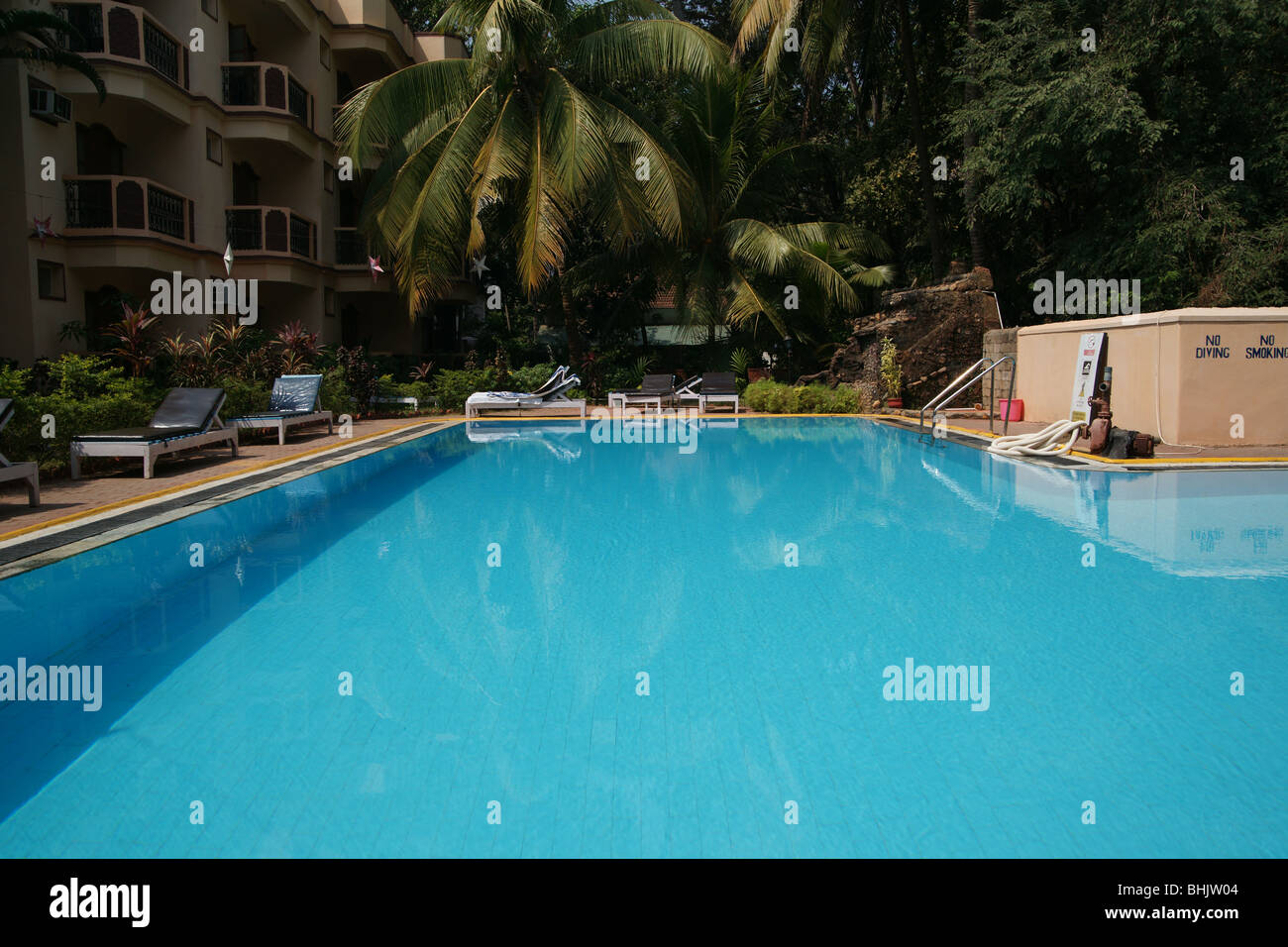 Empty swimming pool in a tropical setting hi-res stock photography and ...
