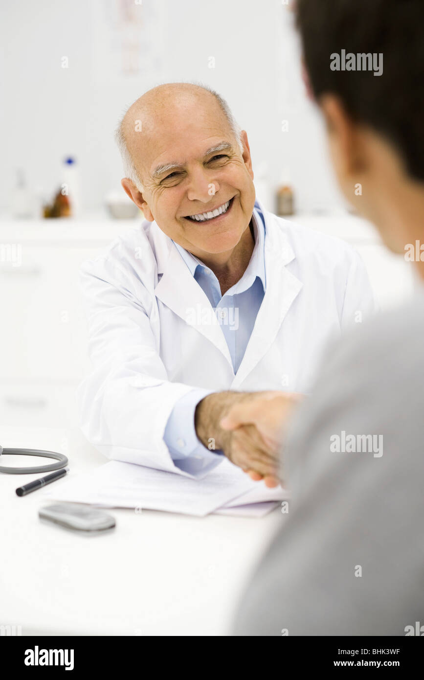 Doctor shaking patient's hand Stock Photo - Alamy