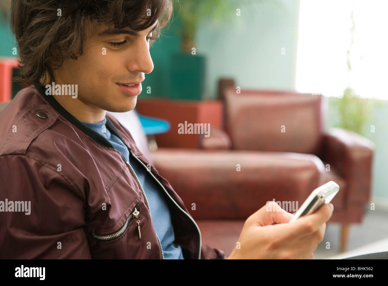 Young man text messaging Stock Photo - Alamy