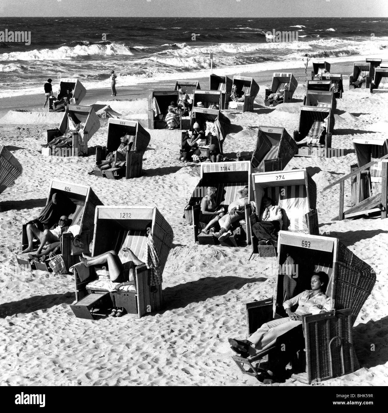 bathing, lido / open-air bath, holidaymakers in roofed wicker beach ...