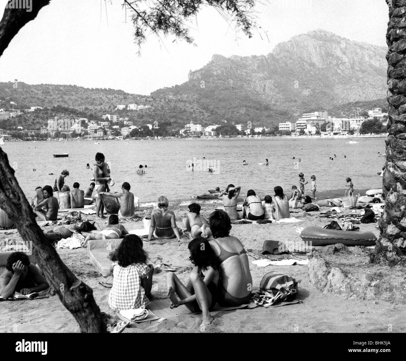 Spain beach 1970s hi-res stock photography and images - Alamy
