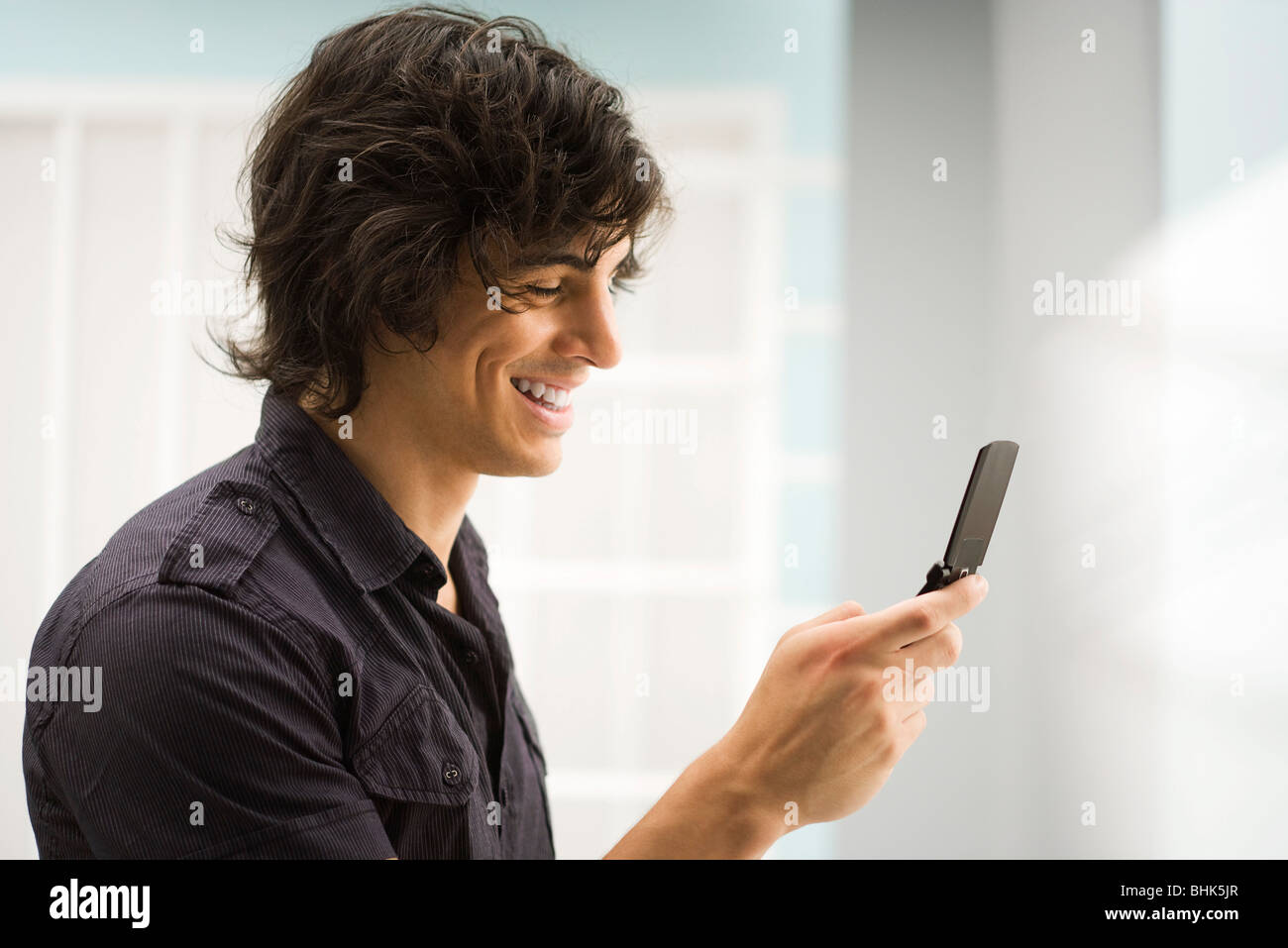Young man text messaging Stock Photo - Alamy