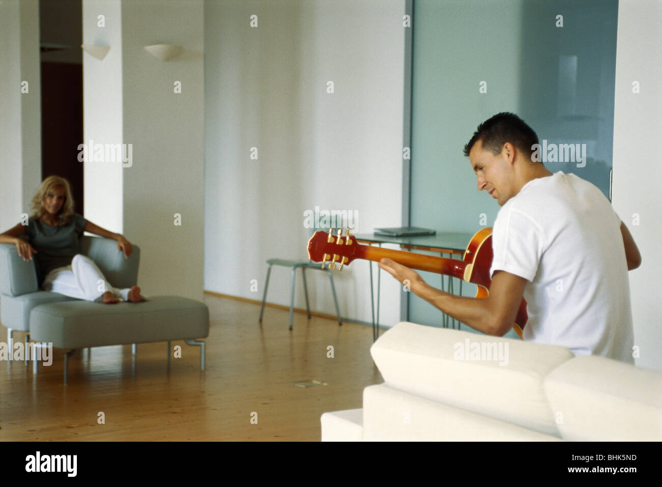 Parlor guitar hi-res stock photography and images - Alamy