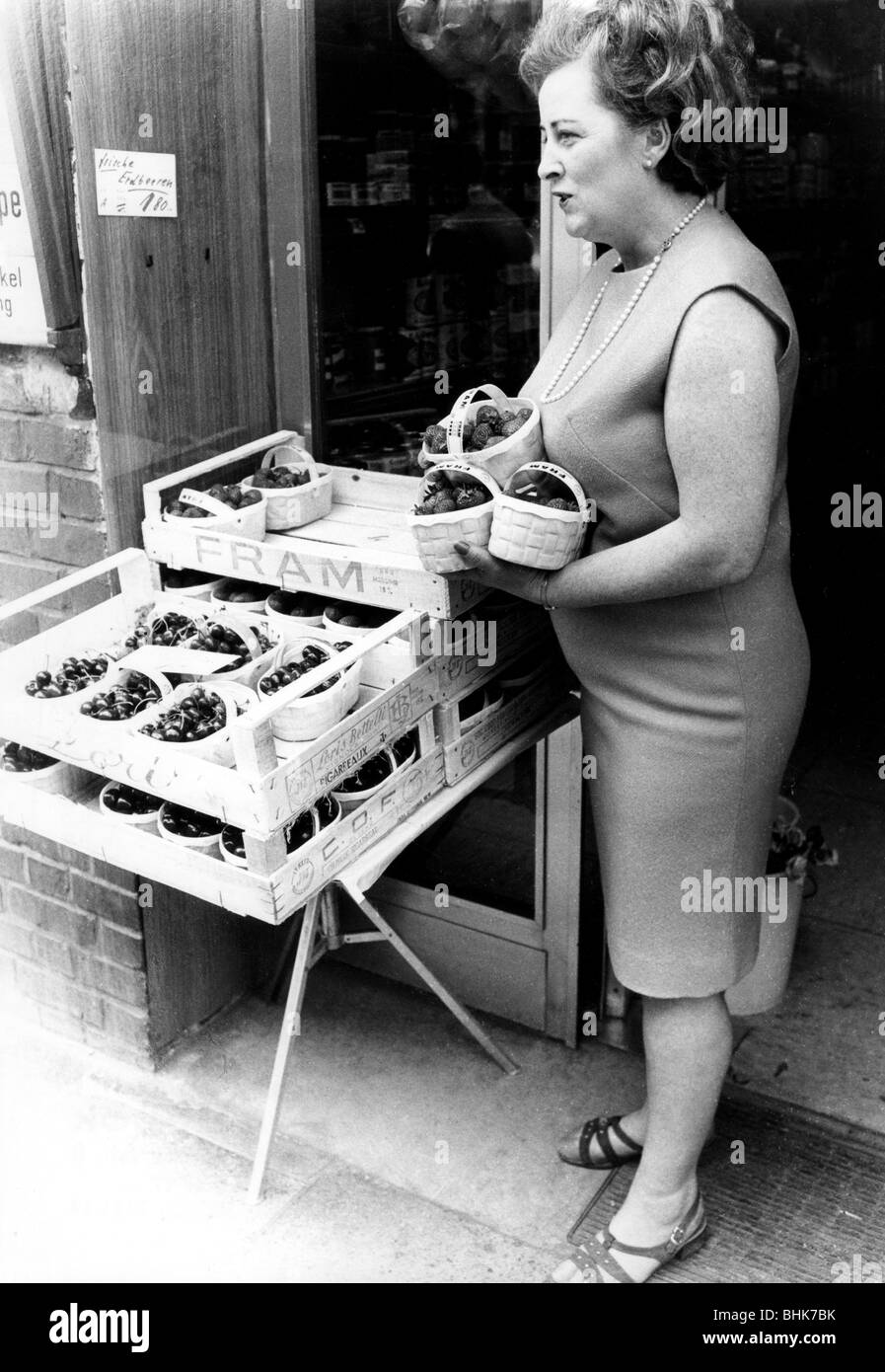Shopping in the 1960s hi-res stock photography and images - Alamy
