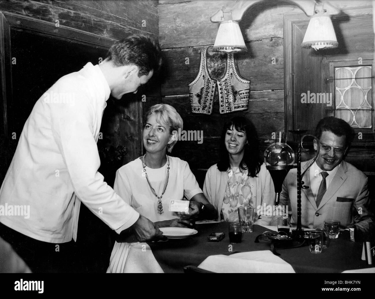 Pub scene 80s hi-res stock photography and images - Alamy