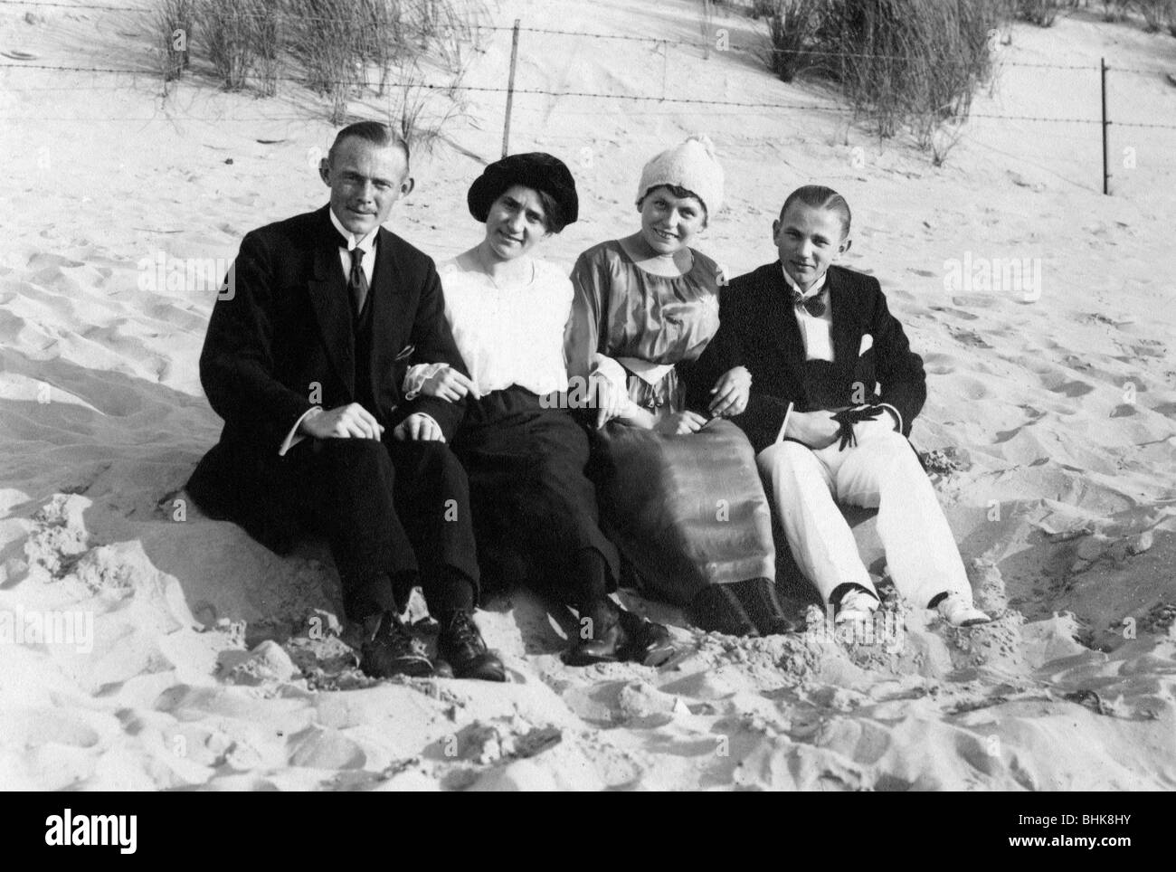 1920s beach fashion hi-res stock photography and images - Alamy