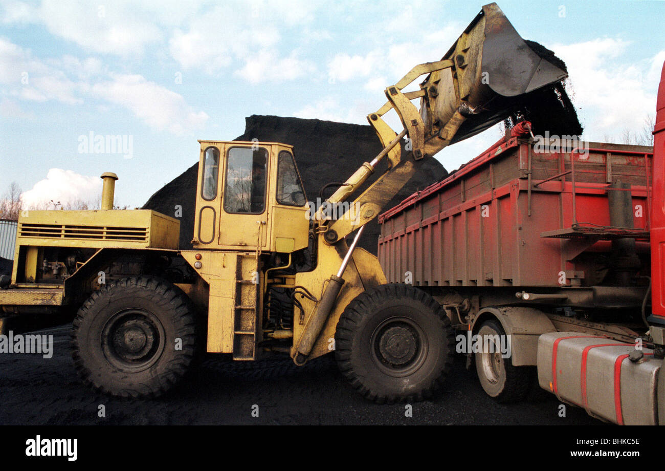 Mine coal truck loading hi-res stock photography and images - Alamy