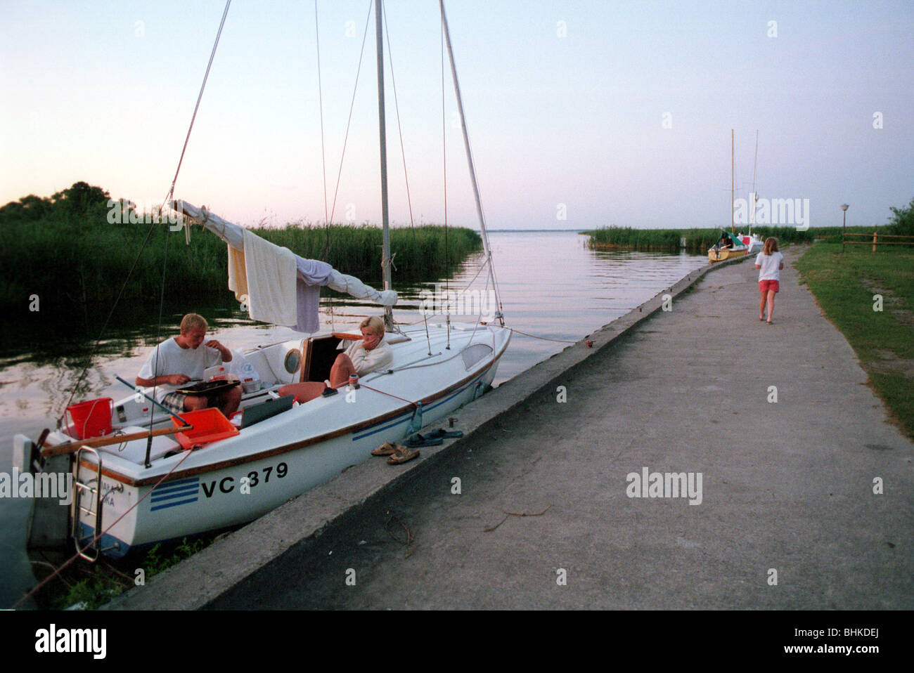 Single masted sailing boat hi-res stock photography and images - Alamy