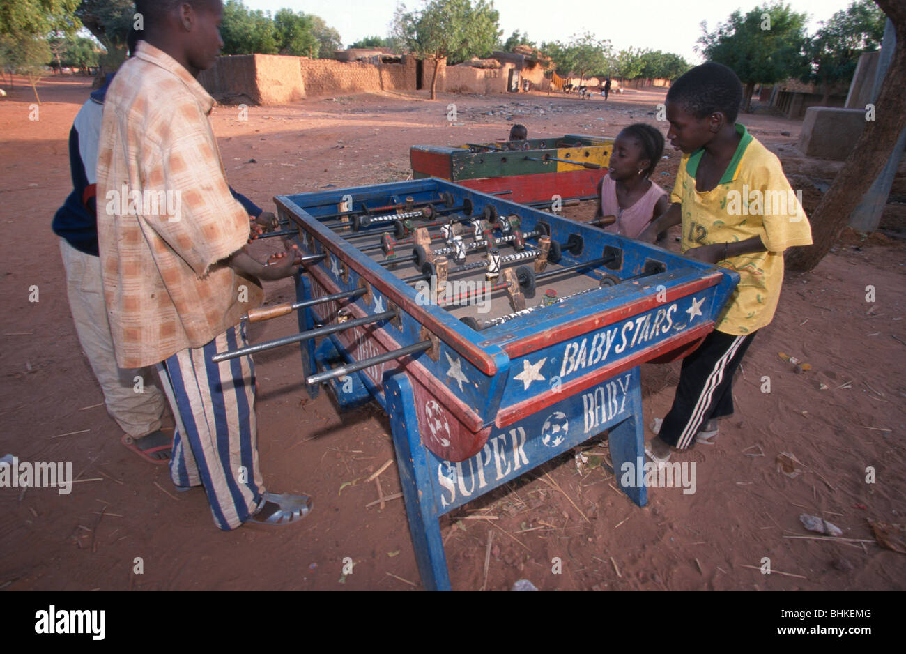 Children playing table football, Bandiagara, Pays Dogon, Mali Stock ...