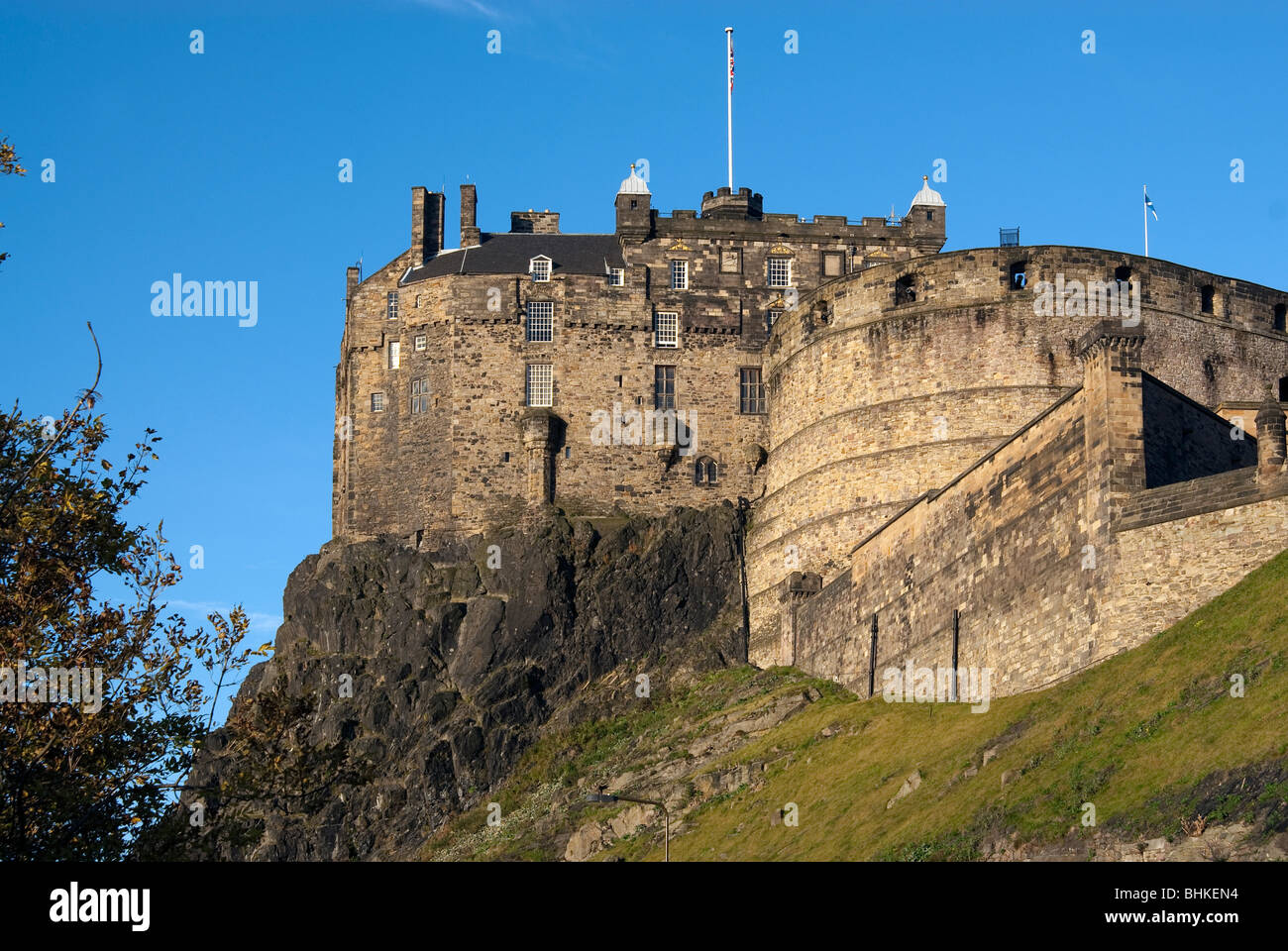 Edinburgh castle summer hi-res stock photography and images - Alamy