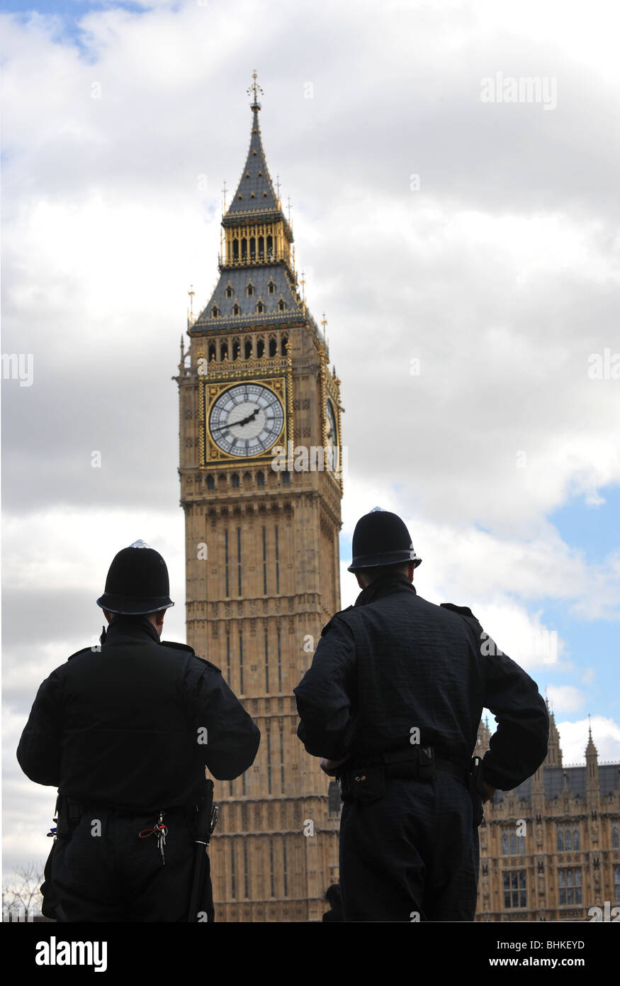 Police officers stand guard at the Houses of Parliament Stock Photo - Alamy