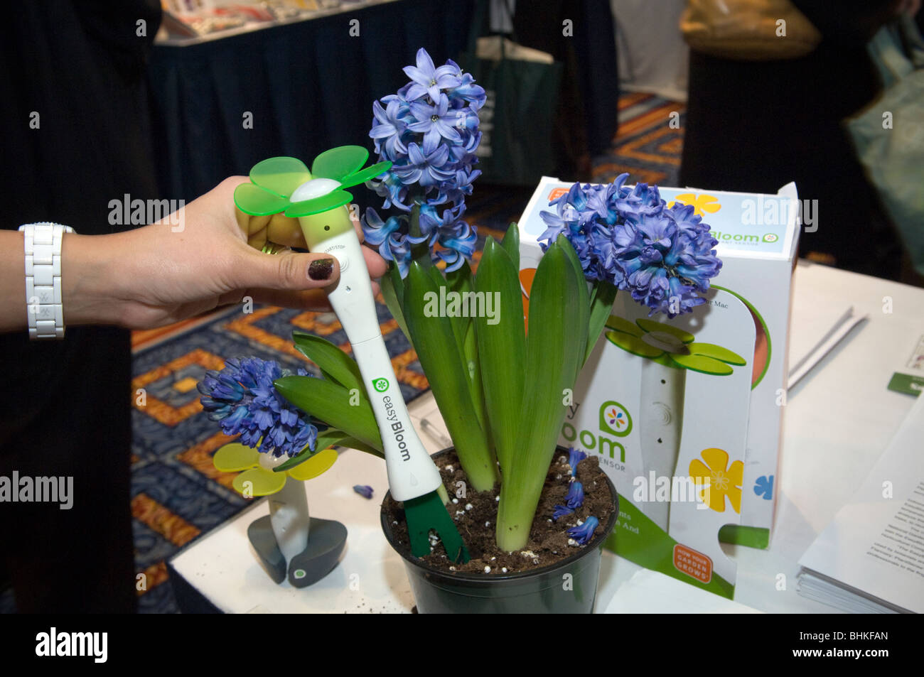 EasyBloom plant sensor helps the gardener choose a suitable spot for ...
