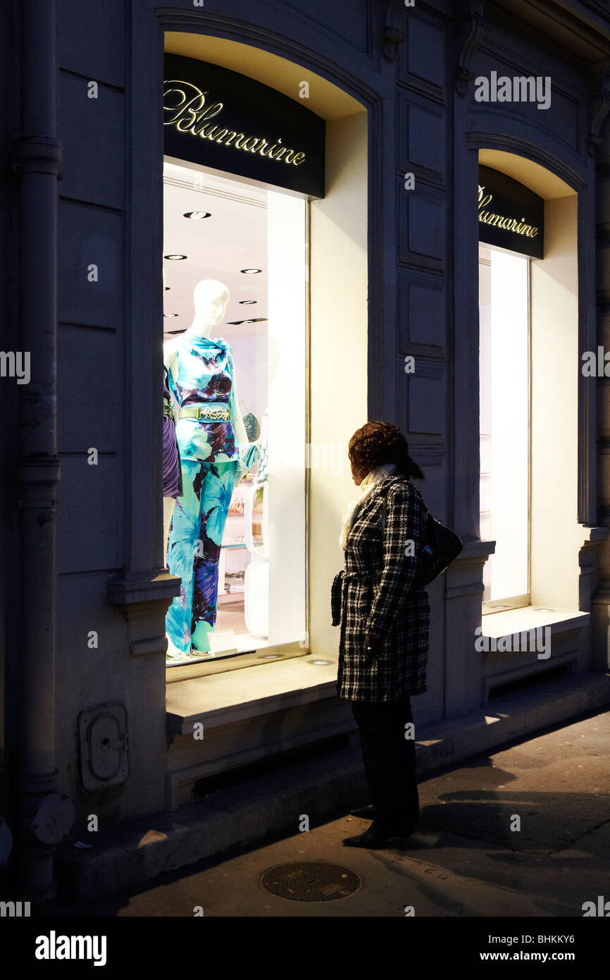 Lady looking in a shop window in Paris, France Stock Photo - Alamy