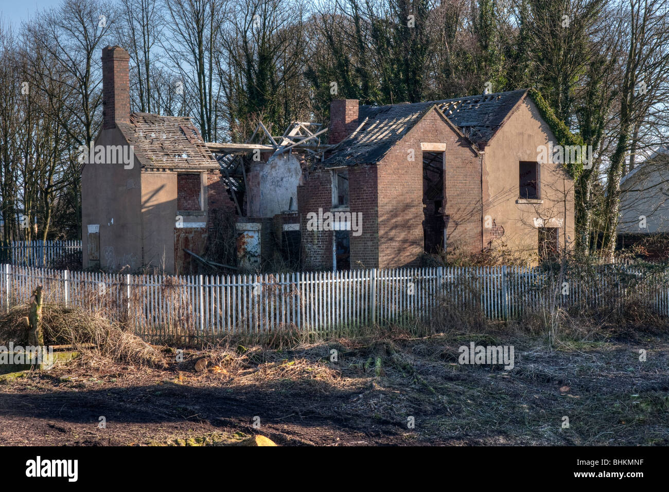 Dilapidated house uk hi-res stock photography and images - Alamy