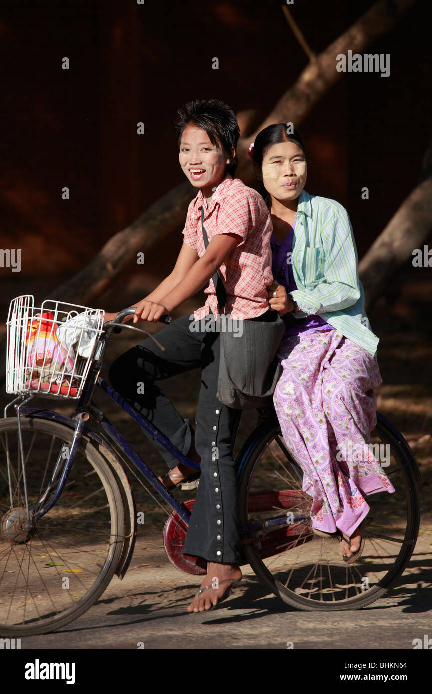Bagan people hi-res stock photography and images - Alamy