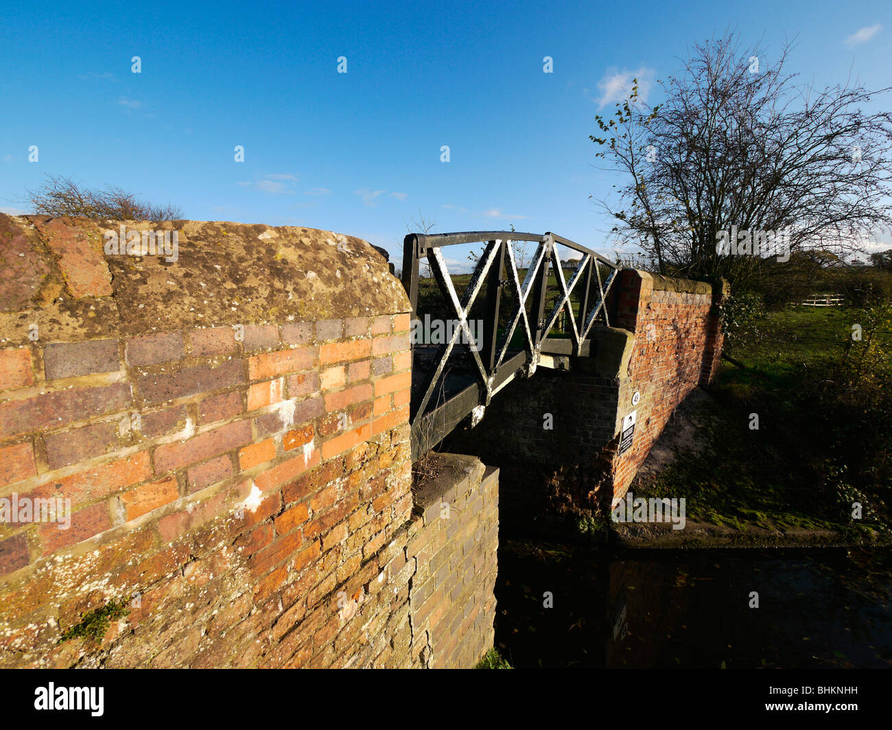 Old brick built canal bridge hi-res stock photography and images - Alamy