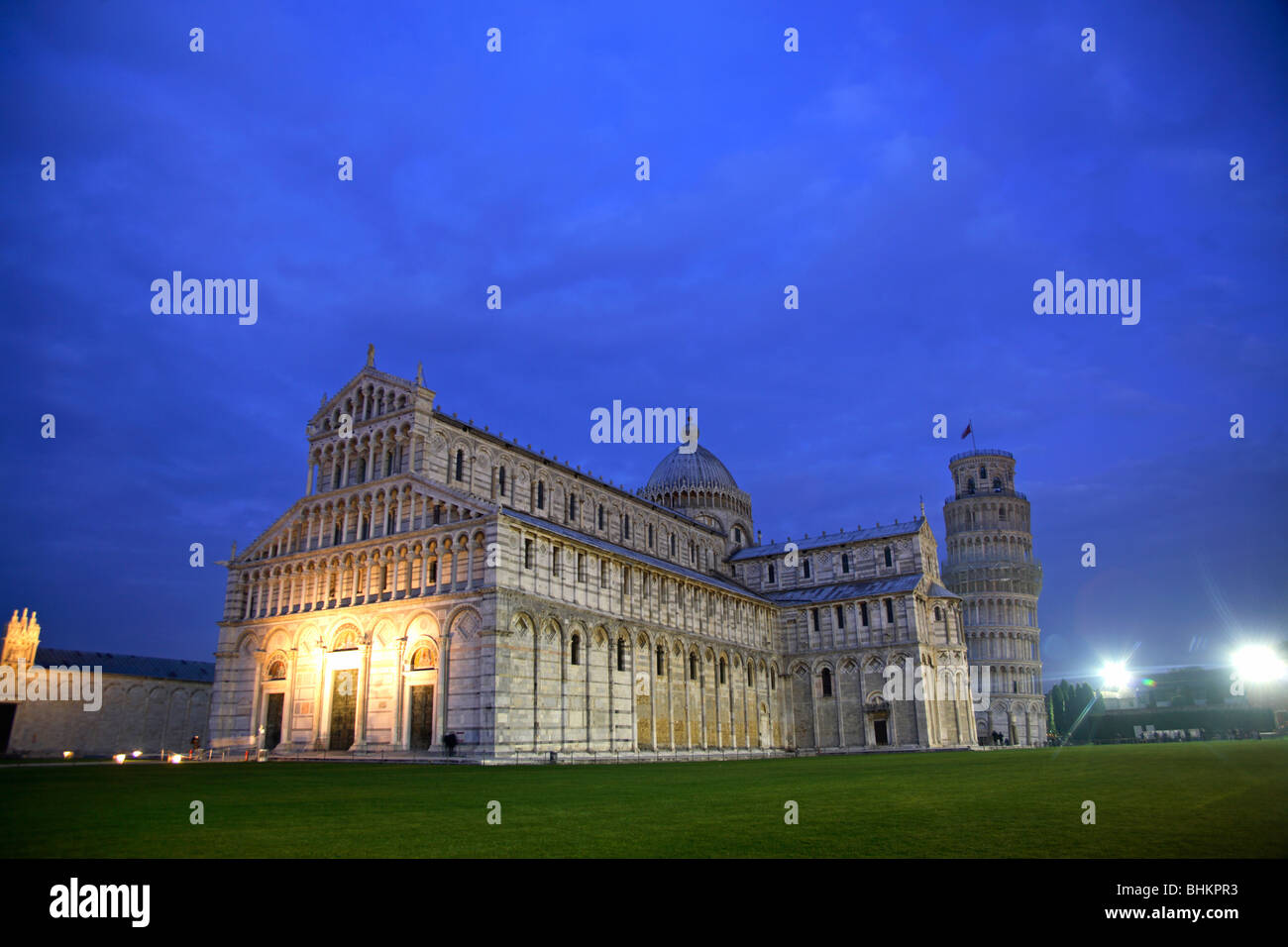The leaning tower and the cathedral in Piazza dei Miracoli, Pisa, Italy ...