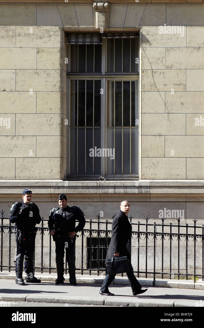Armed police in Paris, France Stock Photo - Alamy