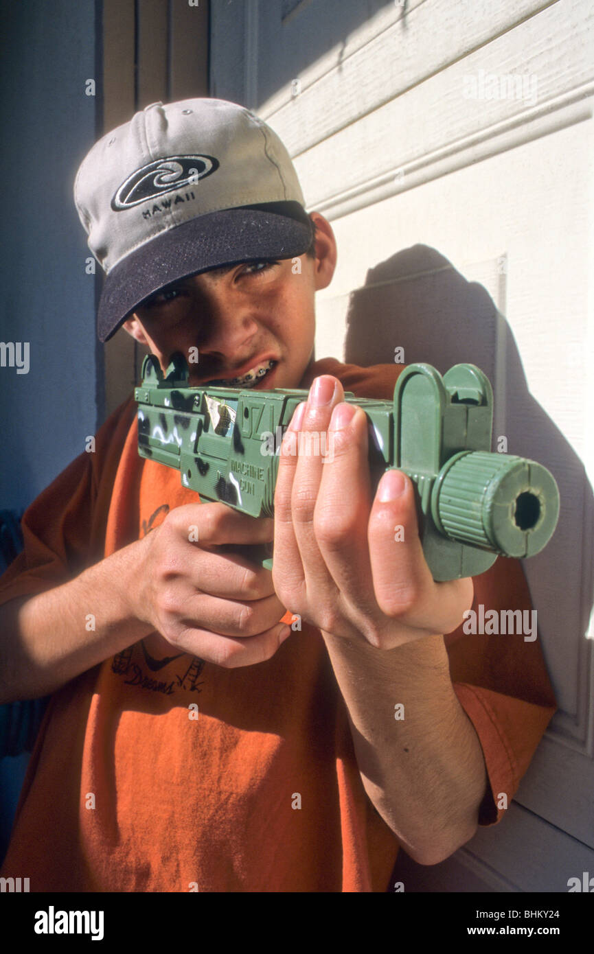 Machine gun shoot out hi-res stock photography and images - Alamy